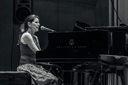 Marta Solís continúa su gira 2019 en el Teatro Príncipe Felipe de ...
